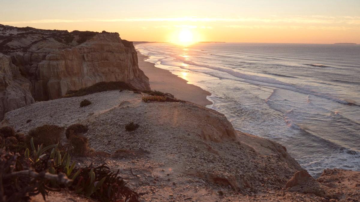 Nazare Travel Guide Overview - MileHacker