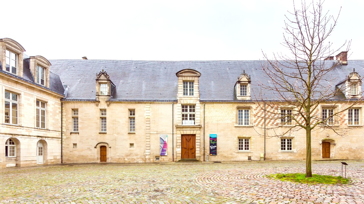 Troyes Travel Guide Overview - MileHacker
